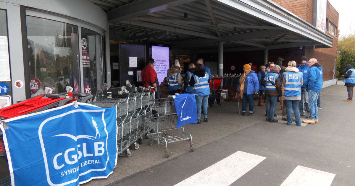 La CGSLB présente devant le Delhaize de Waterloo | TVcom